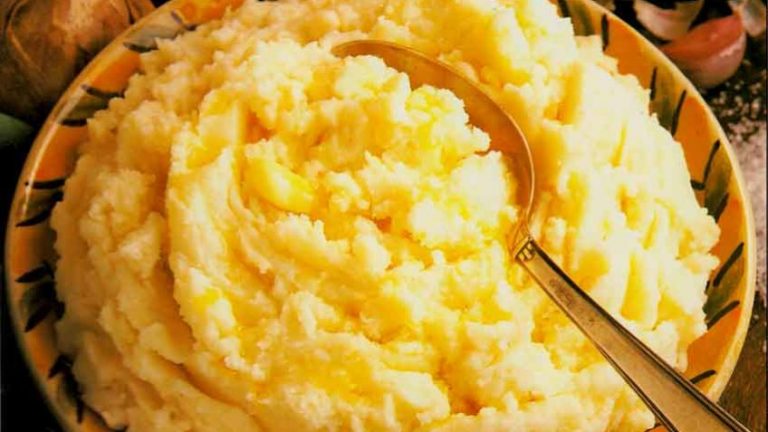 Garlic Mashed Potatoes (Purée de Pommes de Terre à l'Ail) - RecipeMatic